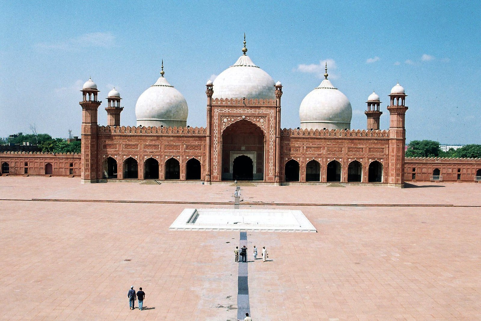 Pakistan - the land of beautiful people and monumental buildings ...