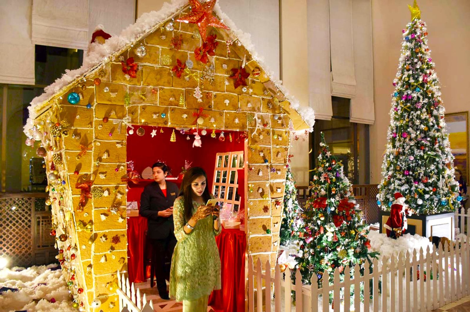 Christmas cheers fill joy in Pakistani streets - Neemopani