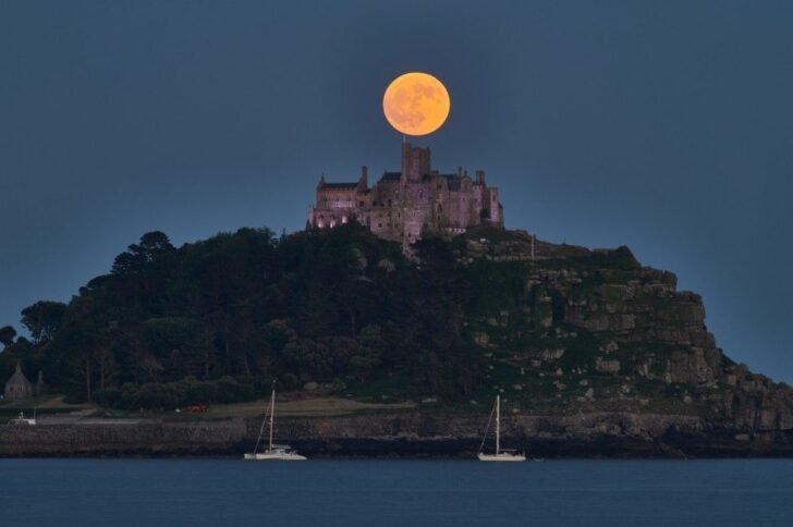 Strawberry Moon Lights up the Night Sky Across the World - Neemopani
